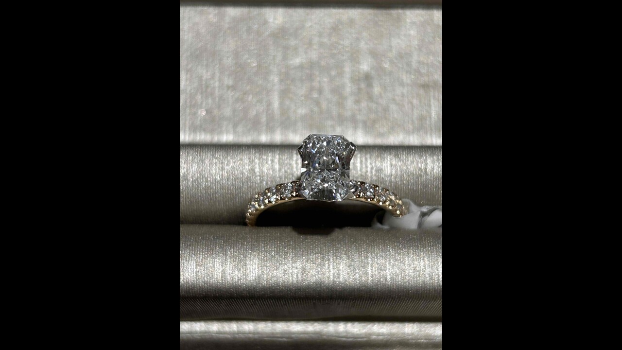 Creatable - Yellow gold and diamond mounting ring with Radiant cut center diamond - Jared.