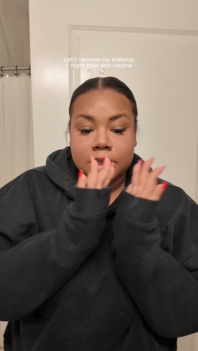 Raven Small - Video: Get Unready with me + Night Time Skincare Routine