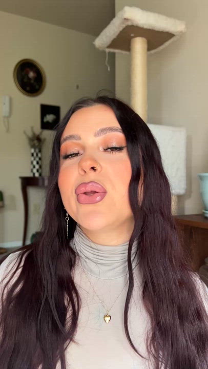 Emily Sosnowski - Video: the perfect pink lip combo for spring and ...