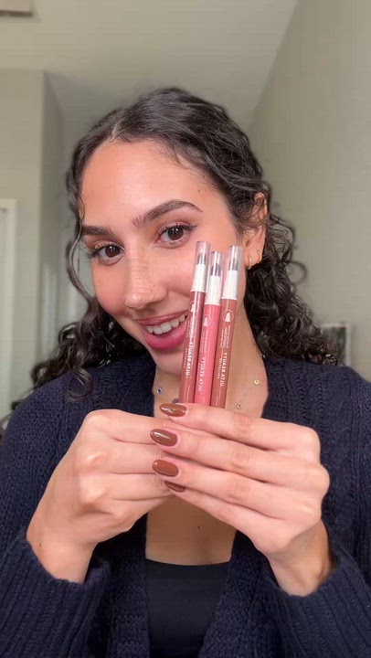 Livia De Carvalho - Video: My secret to fuller lips 👄