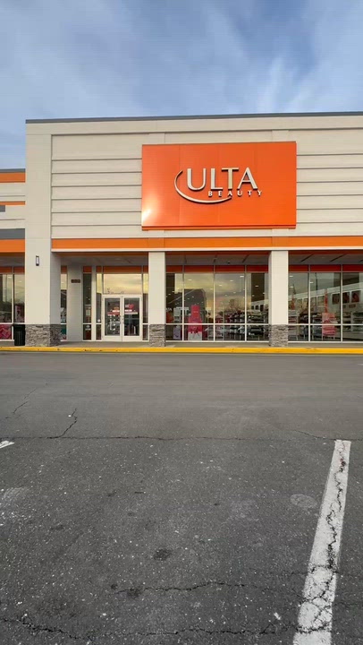 Courtney Daehnke - Video: Holiday Shopping For Everyone at Ulta Beauty