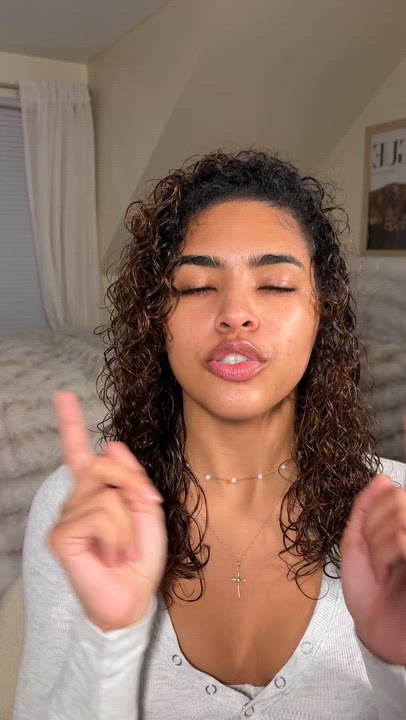 Ashtin Sanchez - Video: Gift Guide Curlfriend Edition